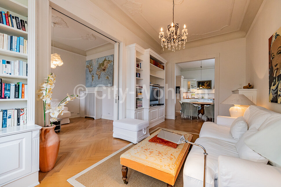 Klassische Altbauwohnung, komplett ausgestattet, mit 2 Balkonen, in ...