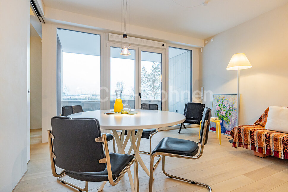 Modernes Wohnen mit Panoramablick über der Norderelbe – stilvoll ...